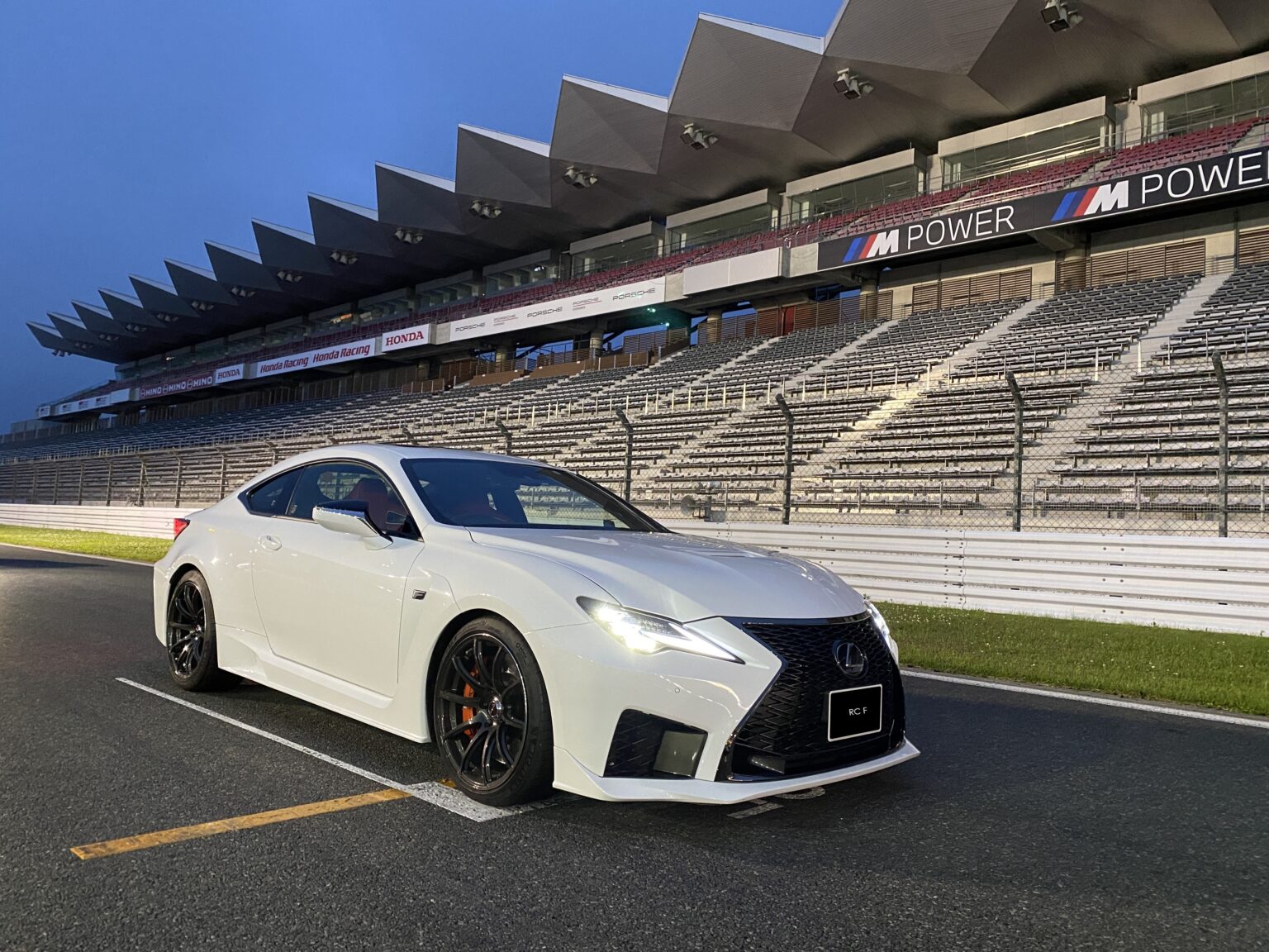 レクサス RC F｜RCFと行く「Night Racing Experience」in富士スピードウェイ | My status is RC F